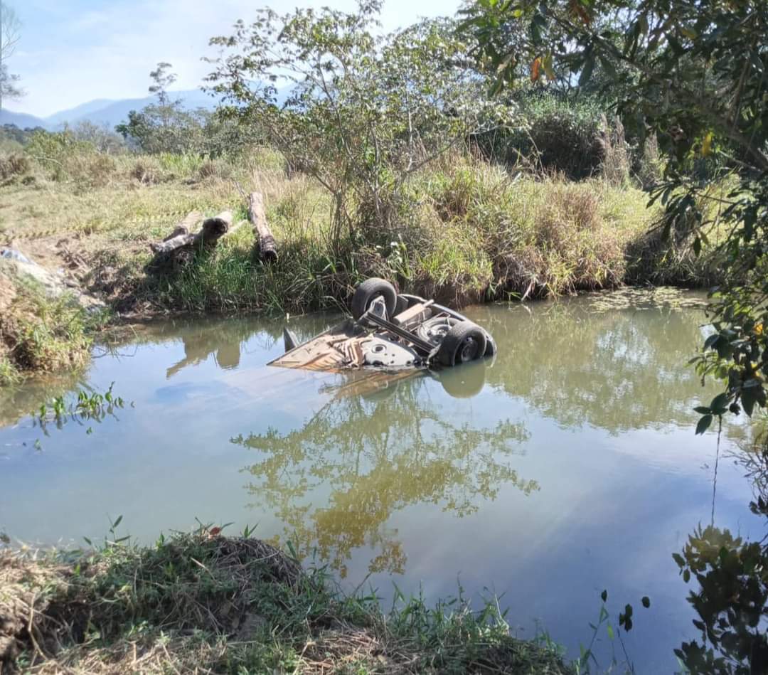 Três pessoas morrem e uma fica ferida em acidente de carro em estrada ... Três pessoas morrem e uma fica ferida em acidente de carro em estrada ...