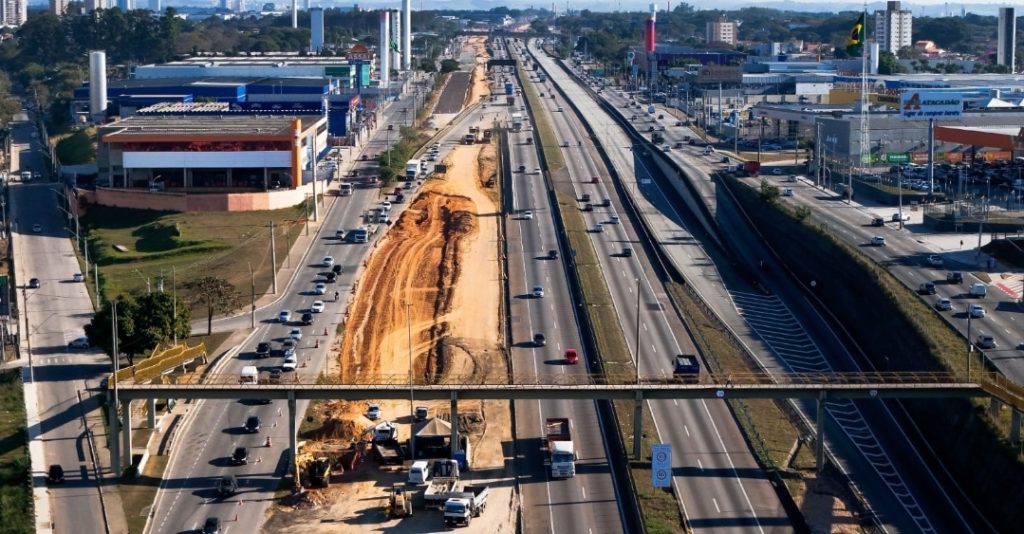 Lançamento de vigas de passarela na Via Dutra em São José dos Campos ...